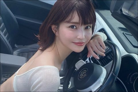 岸明日香：グラビアアイドル大感謝メディア「グラッチェ」